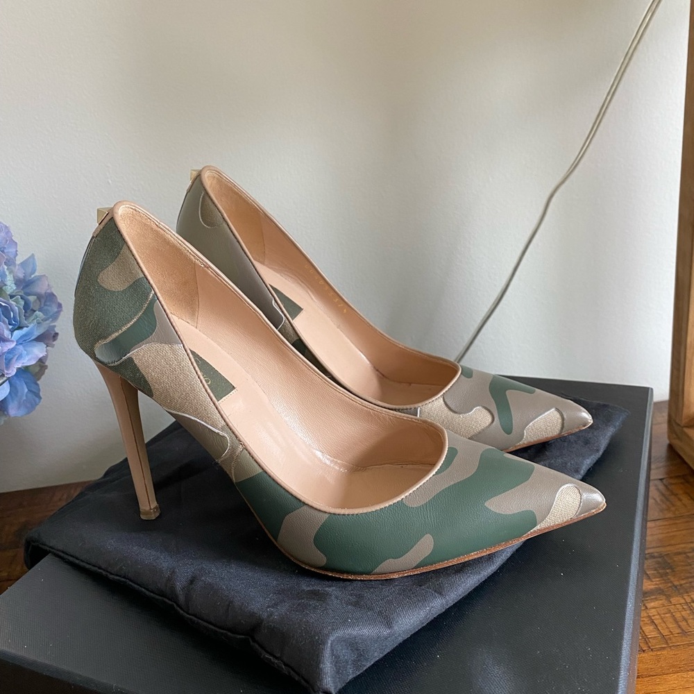 Valentino Garavani Camo Rockstud Pumps Shoes - Gem
